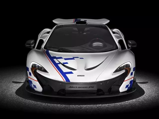 Tá an McLaren P1 Aonuaire seo thar a bheith álainn agus tugann sé ómós do cheann de na tiománaithe is fearr riamh 54892_1