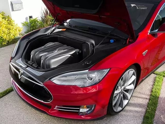 Superbiler på et budsjett på 50 000 dollar: En elektrisk sedan som ydmyker Ferrari 54899_2