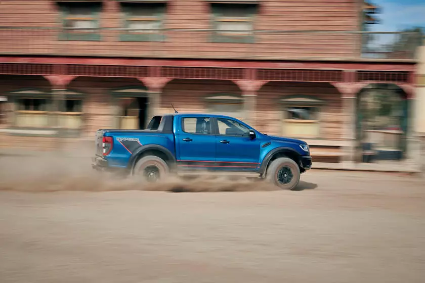 Ford Ranger Raptor က လူဆိုးတွေကို ထိုးနှက်တာကို ကြည့်ပါ။ 54923_2