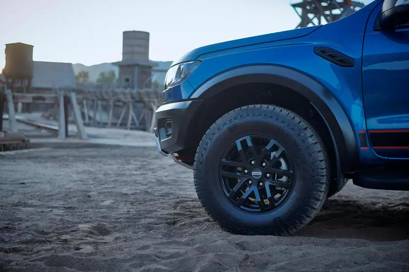 Ford Ranger Raptor က လူဆိုးတွေကို ထိုးနှက်တာကို ကြည့်ပါ။ 54923_7