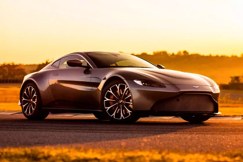 Vista de ângulo frontal 2018-2021 Aston Martin Vantage