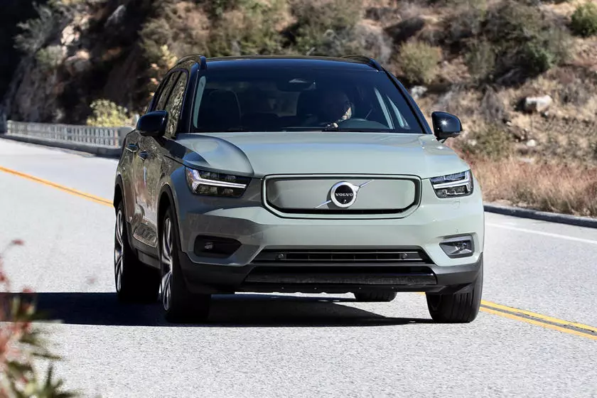 Vista frontal del Volvo XC40 EV 2021-2022