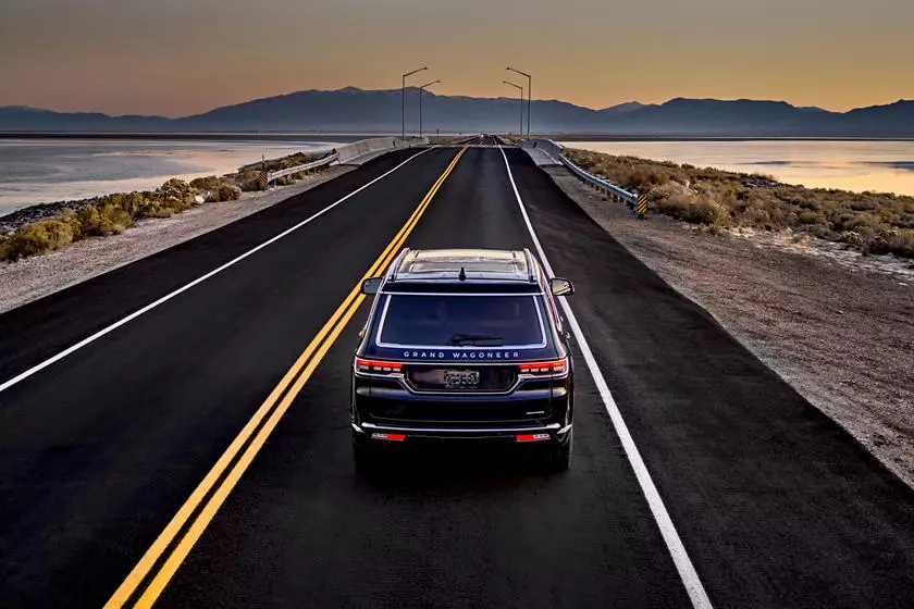 2022 Jeep Grand Wagoneer ထိပ်တန်းမြင်ကွင်း