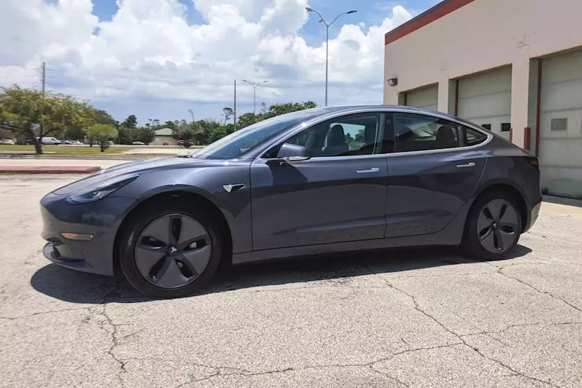 Tesla ýene-de Model 3 bahasyny ýokarlandyrýar 5562_3