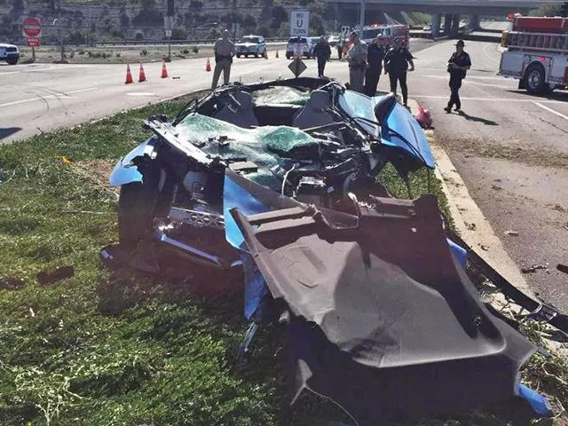 Camión de cemento aplana el BMW i8, demuestra cuán seguro es el sexy auto deportivo 55634_1