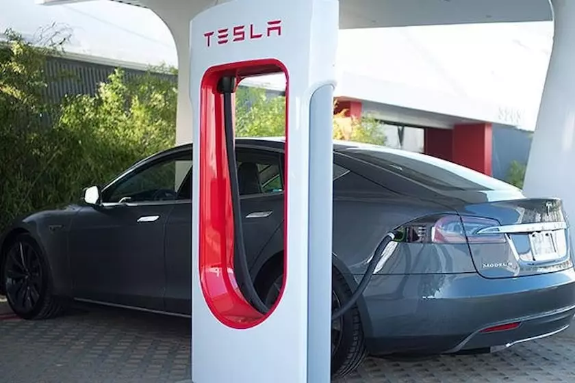 Musk Ug Biden Naghisgot sa EV Charging Uban sa Ubang mga Higante sa Industriya 5570_11