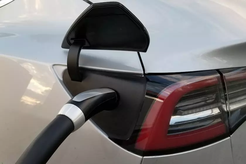 Musk Ug Biden Naghisgot sa EV Charging Uban sa Ubang mga Higante sa Industriya 5570_12