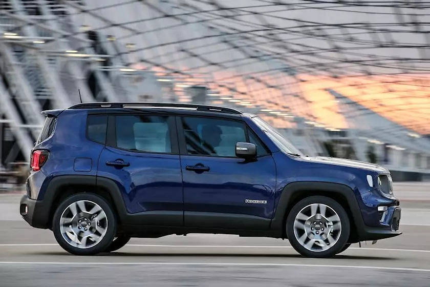 2019-2022 Jeep Renegade Side View Driving