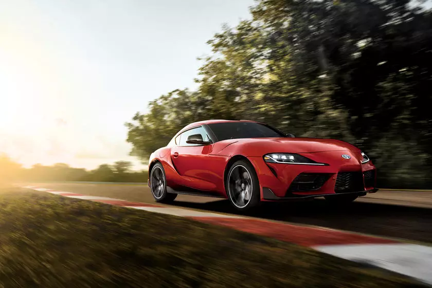 Toyota GR Supra 2020, tres cuartos, vista delantera derecha en movimiento