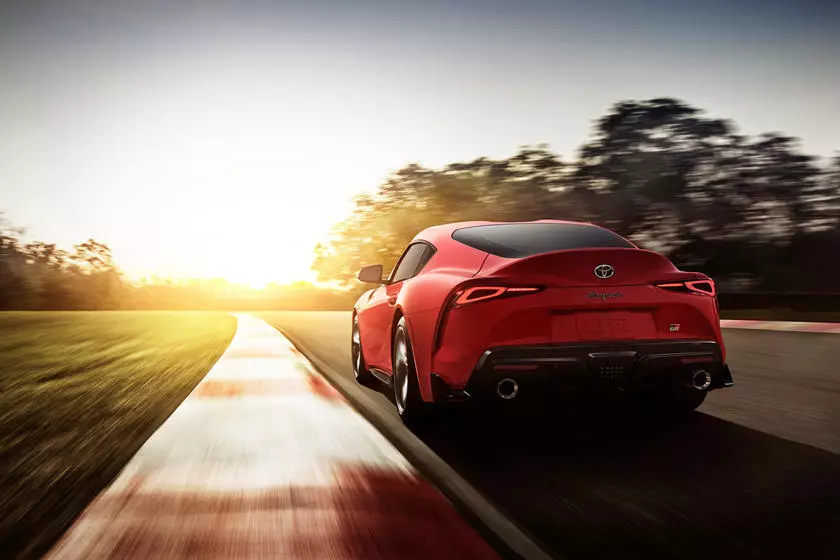 Vista trasera del Toyota GR Supra 2020 en movimiento