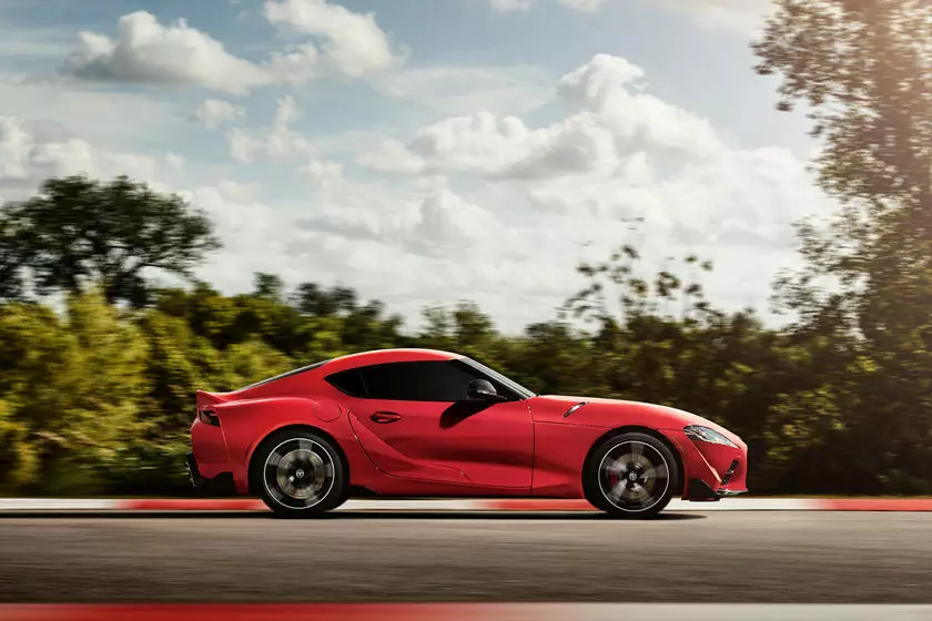 2020 Toyota GR Supra מבט צד ימין בתנועה