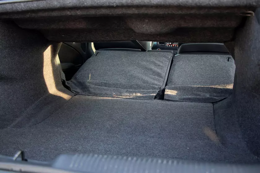 2020 Dodge Charger SRT Hellcat 后排乘客座椅下降