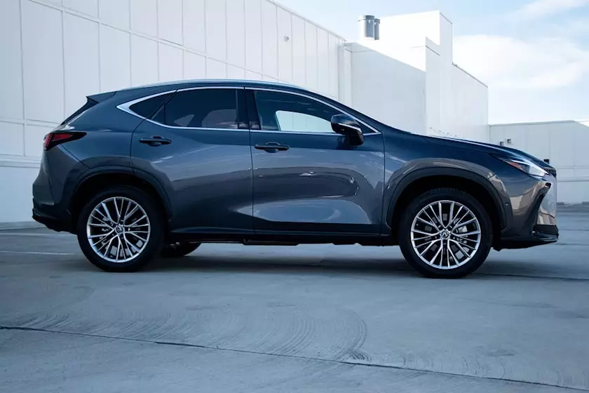 Чаро Hybrid Lexus NX ягонаест, ки шумо бояд ба даст оред 560_2