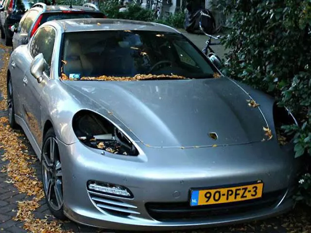 Ndị na-akụ ite na-ezu ohi ọkụ ihu Porsche na Holland 56197_1