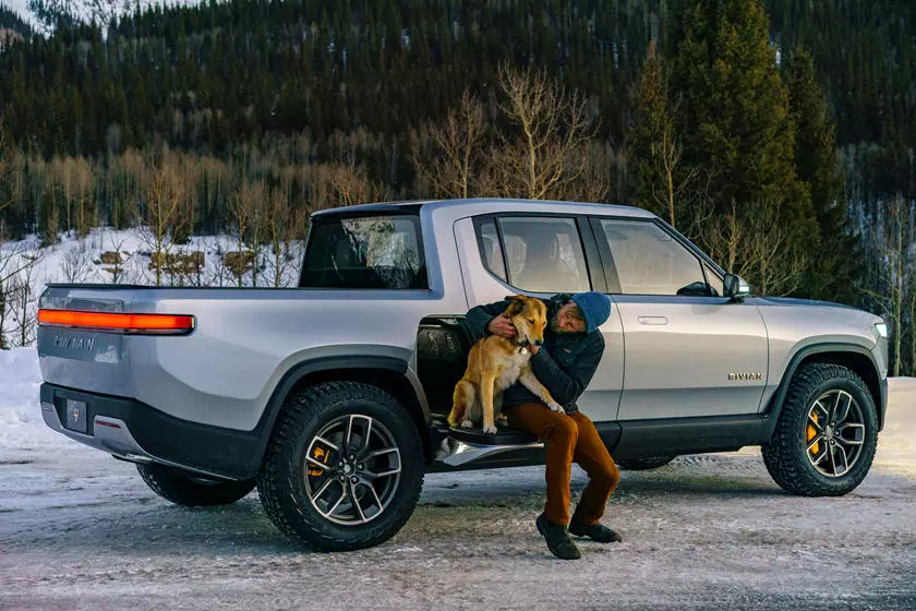 Vista traseira do caminhão Rivian R1T 2022