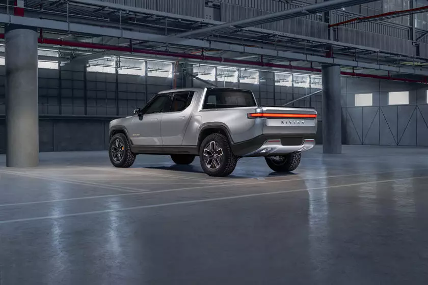 Грузавік Rivian R1T 2022 года выгляд ззаду