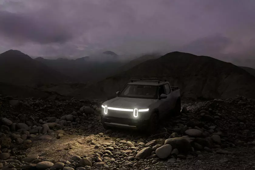 Μπροστινή γωνιακή όψη φορτηγού Rivian R1T 2022