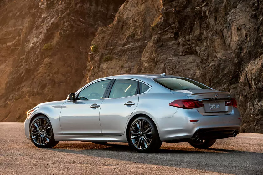 2016-2019 Infiniti Q70 Sedan Rear Angle View