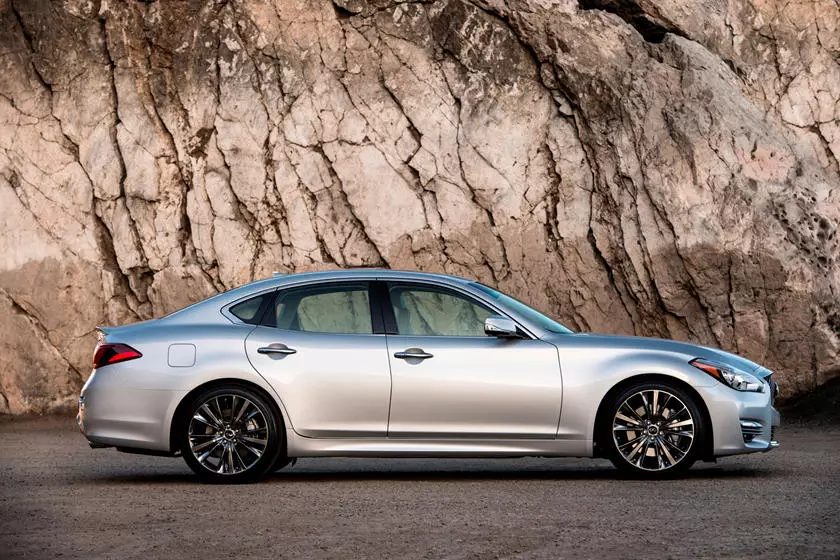 2016-2019 Infiniti Q70 Sedan Bočný pohľad