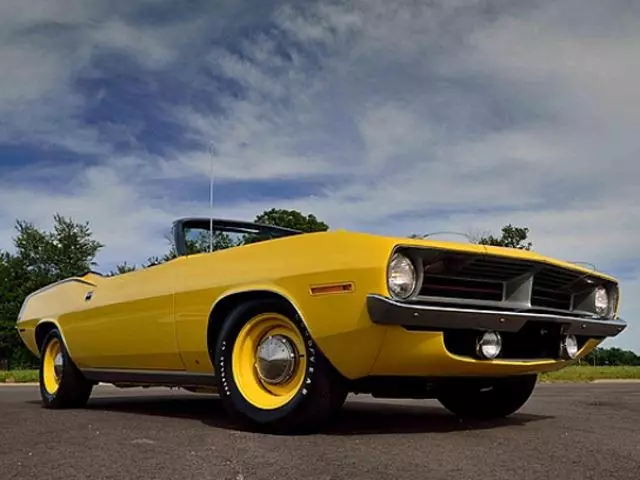 Wat mécht dës zwee Hemi 'Cuda Convertibles anescht wéi all aner 'Cudas? 56438_1