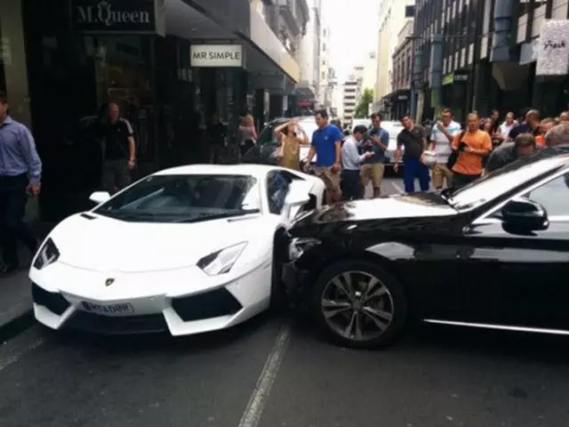 Je Aventador T-Boned krijgen is de slechtste manier om de dag te beginnen 56666_1