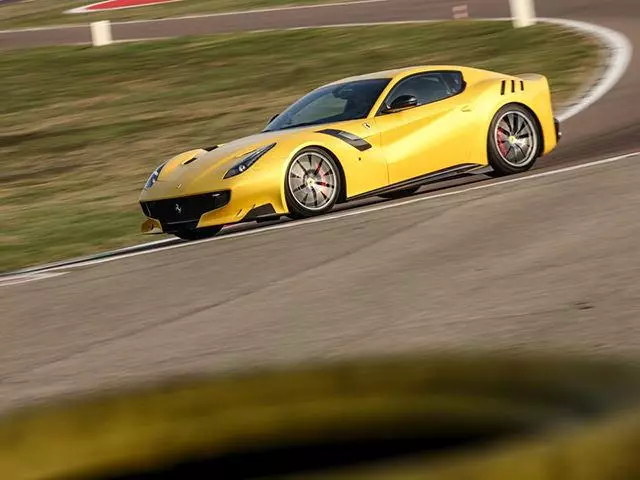 „Ferrari“ ruošia 350 specialiųjų leidimų savo 70-mečiui 56719_1