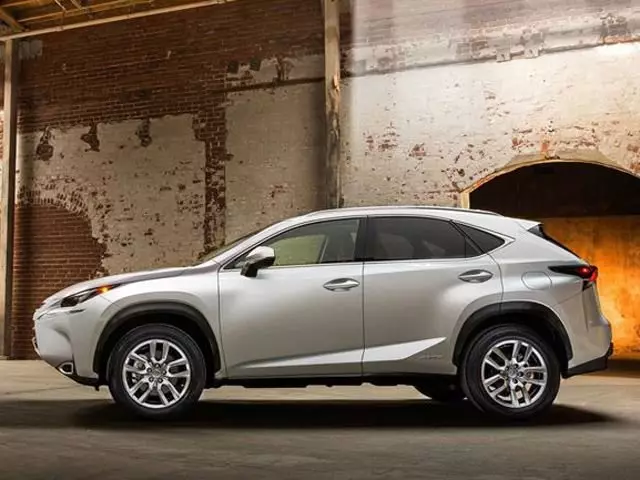 אמהות עשירות בכדורגל: Lexus NX Vs. ב.מ.וו X1 56741_1