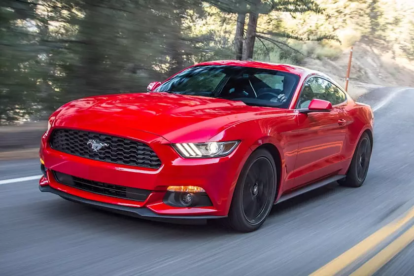 2015-2017 Ford Mustang Coupe Frontal en movimiento