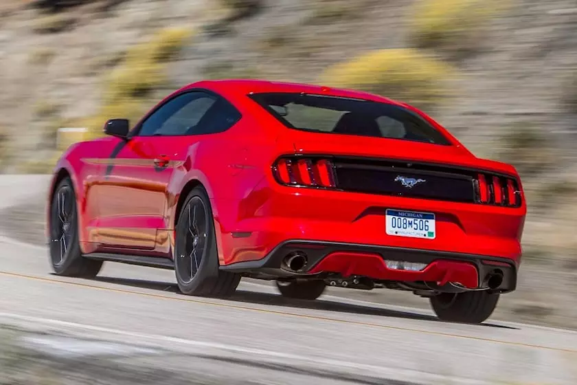 2015-2017 ፎርድ Mustang Coupe በእንቅስቃሴ ላይ የኋላ አንግል