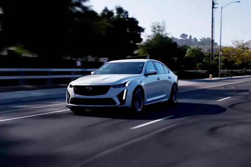 ጄይ ሌኖ በ Cadillac CT5-V Blackwing ላይ ምንም-ሊፍት ለውጥን ሞክሯል። 56773_1