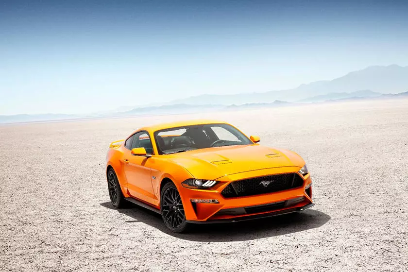 Góc nhìn phía trước Ford Mustang Coupe 2018-2021