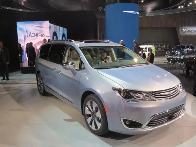 Chrysler acaba con la ciudad y el campo: conoce a la Pacifica 57161_1