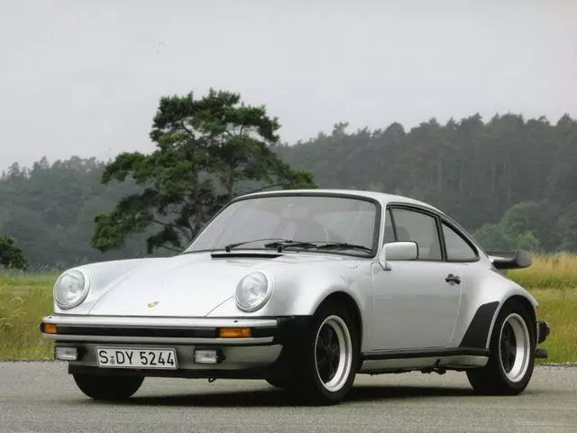 එකම සහ එකම Porsche 911 හි පරිණාමය මිනිත්තු දෙකකට අඩු කාලයකින් නරඹන්න 57224_3