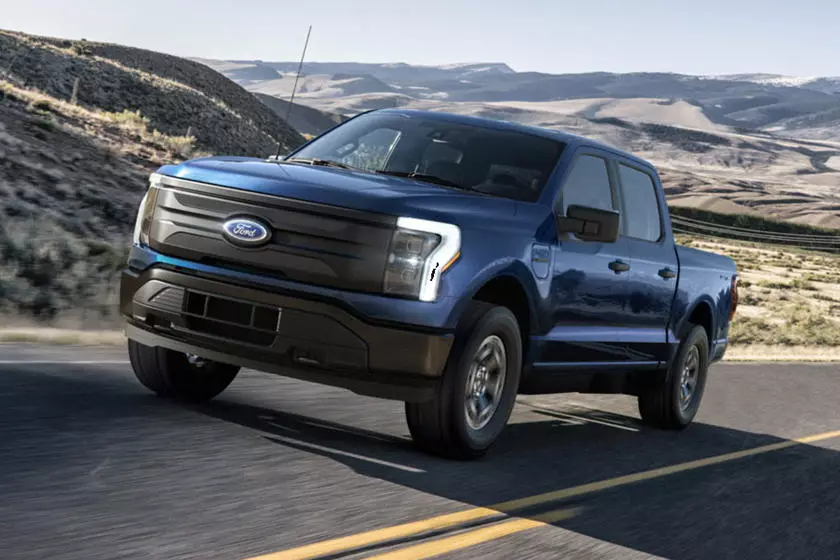 2022 Ford F-150 Lightning Driving Angolo anteriore