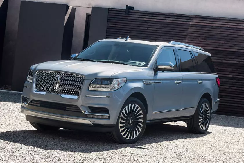 Pogled od sprednjega kota Lincoln Navigator 2018-2019