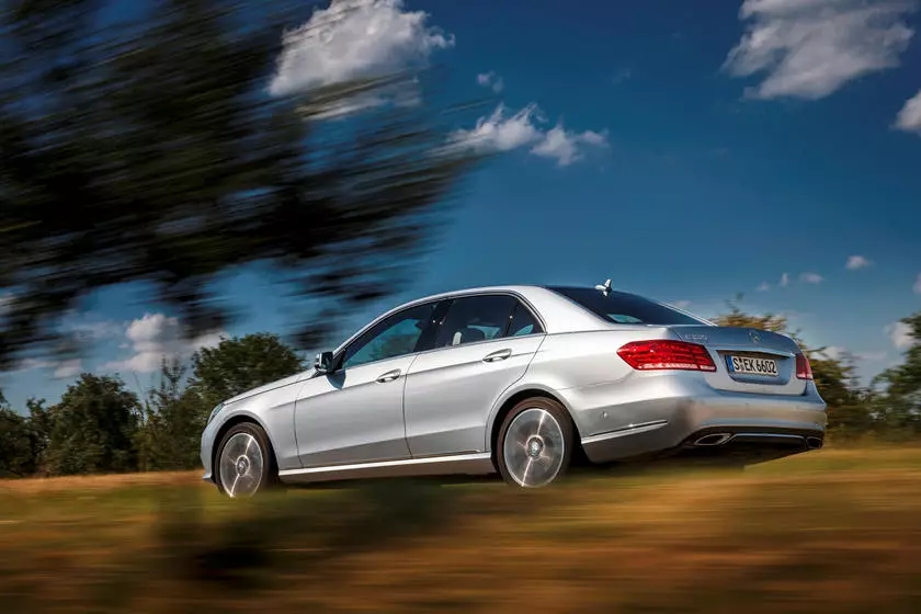 2014-2016 Mercedes-Benz E-Class Sedan Side Perspective na Pagmamaneho