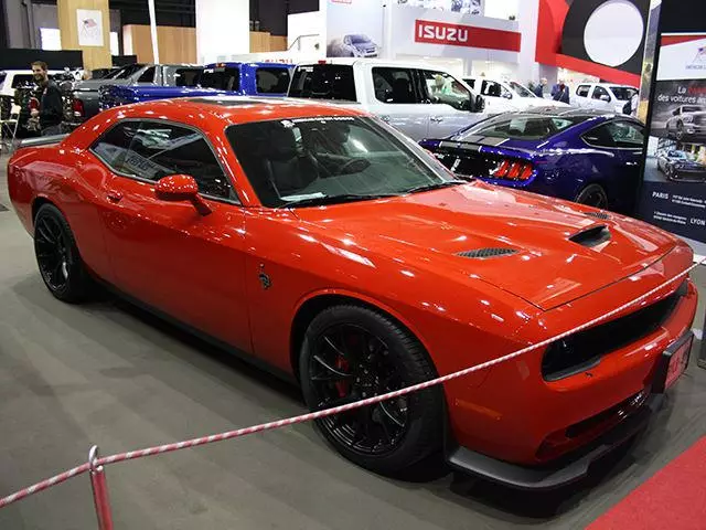 Mēs atradām vienīgo Dodge Challenger Hellcat 2016. gada Parīzes autoizstādē 57418_1