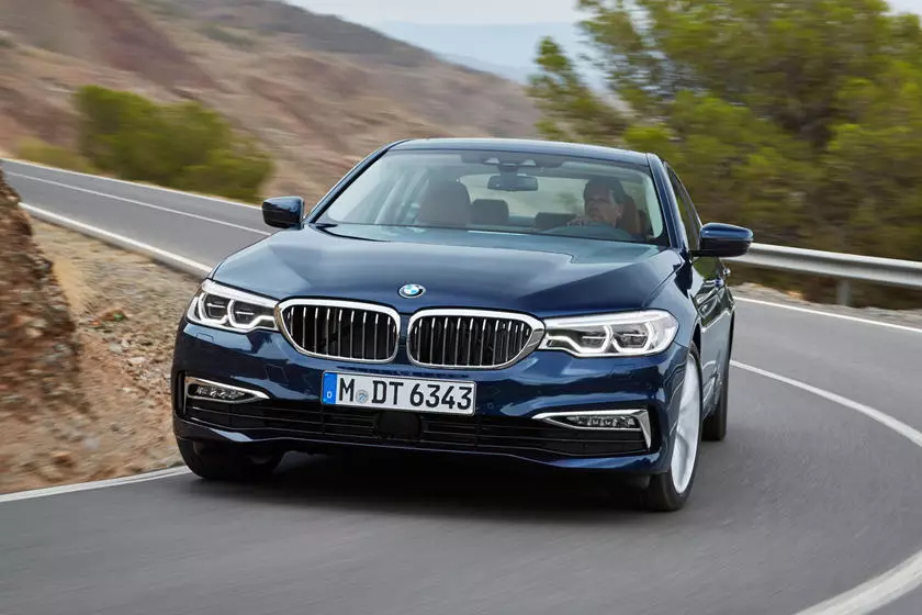 2017–2020 m. BMW 5 serijos sedanas Vairavimas iš priekio