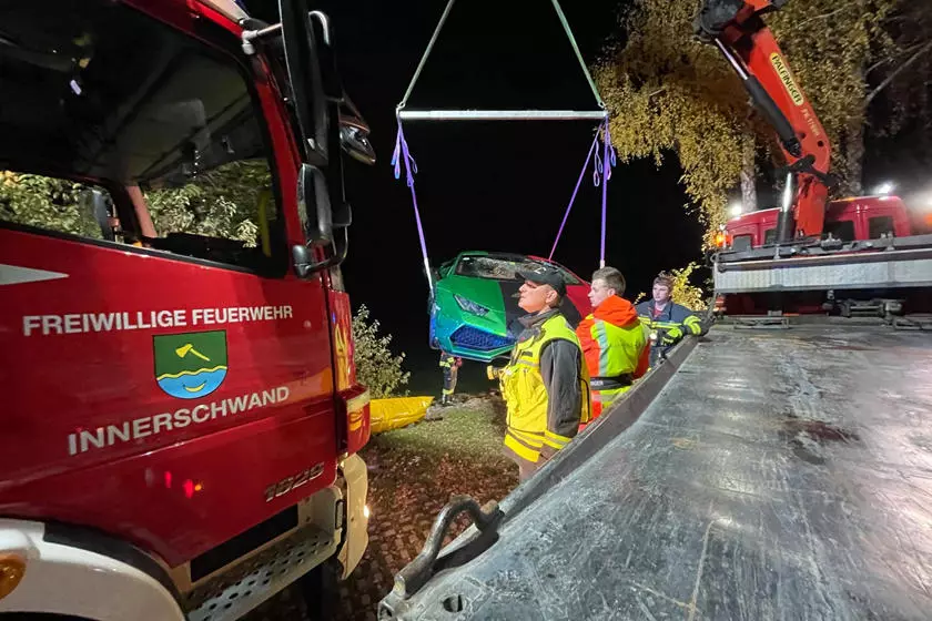 Lamborghini Huracan afoga nun lago despois de que o condutor errou gasolina co freo 57604_2