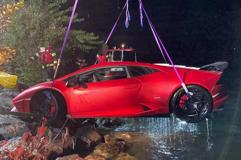 Lamborghini Huracan သည် ဘရိတ်အတွက် ယာဉ်မောင်းမှားယွင်း၍ ရေကန်ထဲတွင် နစ်မြုပ်သွားခဲ့သည်။ 57604_3