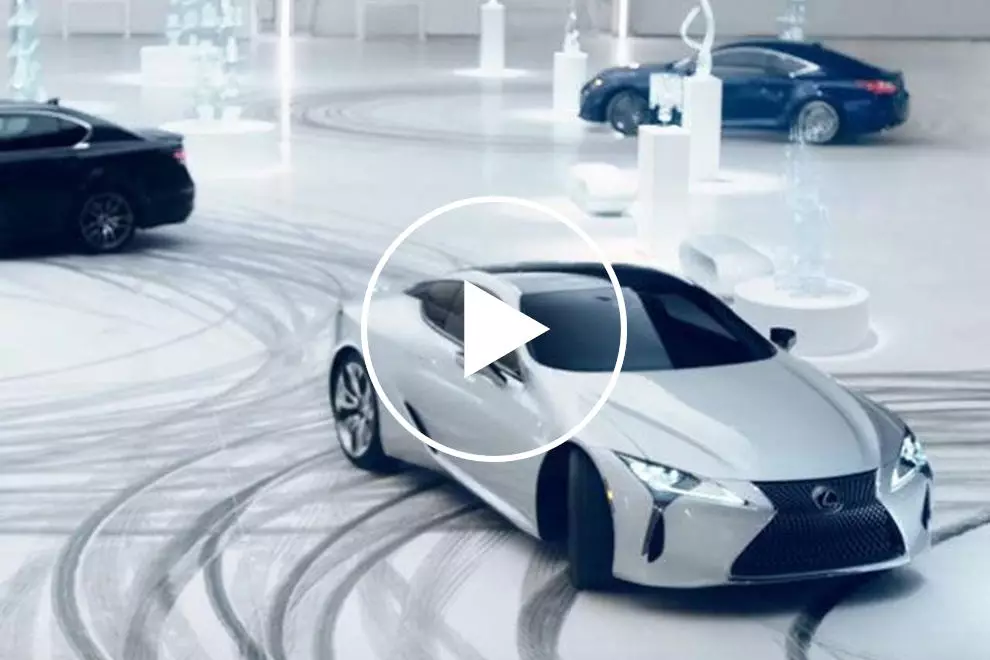 មើលរថយន្ត Lexus Champion Drift Slide ជុំវិញហាងចិនមួយ។