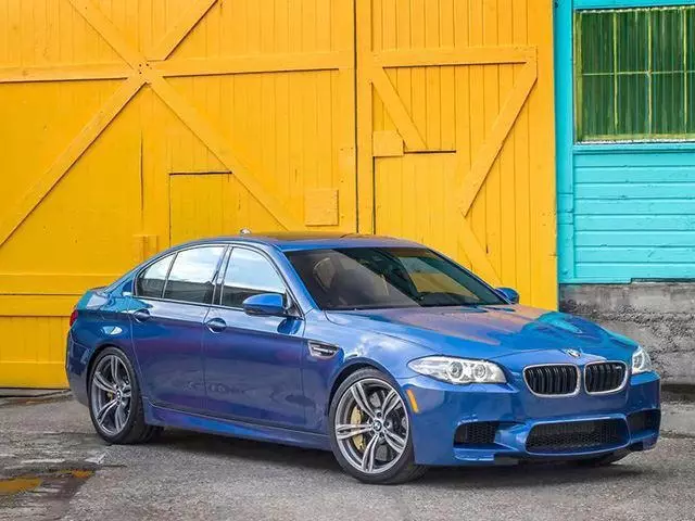 ליקט: דער ווייַטער גענ BMW 5 סעריע וועט פּרווון צו נאָכקרימען די מאָדעל S 57711_3