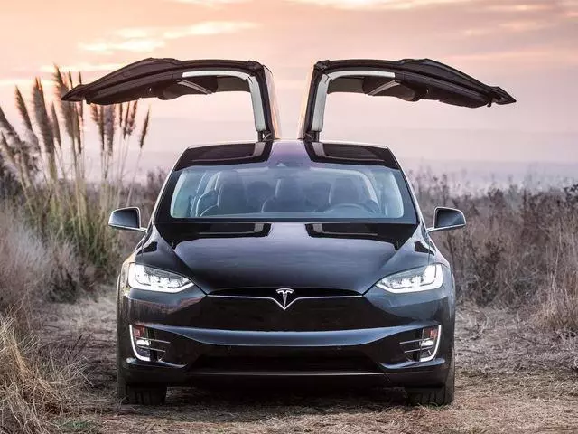 Tesla Cov tswv tau pom ib yam dab tsi los yws txog 57736_1