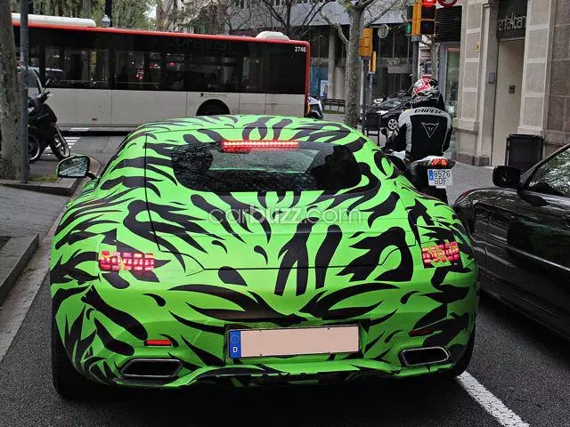 L'intérieur de la Mercedes-AMG GT dévoilé 57764_2