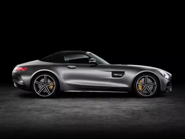 2018-يىللىق مېرسىدىس- AMG GT C تۇنجى كۆرۈنۈش: AMG مۇكەممەل ئايلاندۇرغىلى بولىدىغان تەنھەرىكەت ماشىنىسىنى ياسىدىمۇ؟ 57783_10