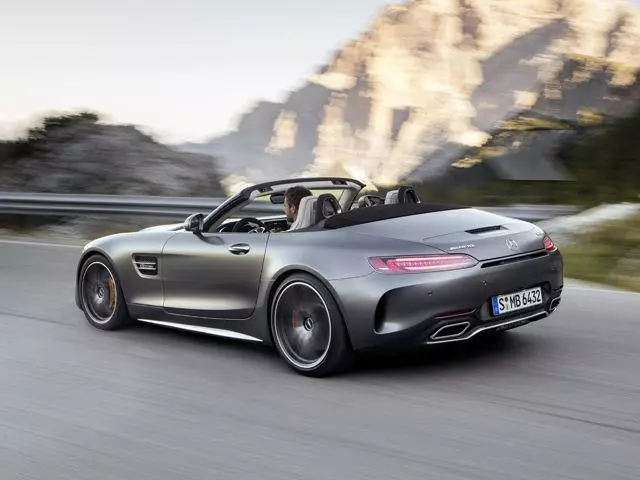 2018 Mercedes-AMG GT C Pregled prvog pogleda: Je li AMG napravio savršeni sportski automobil kabriolet? 57783_4