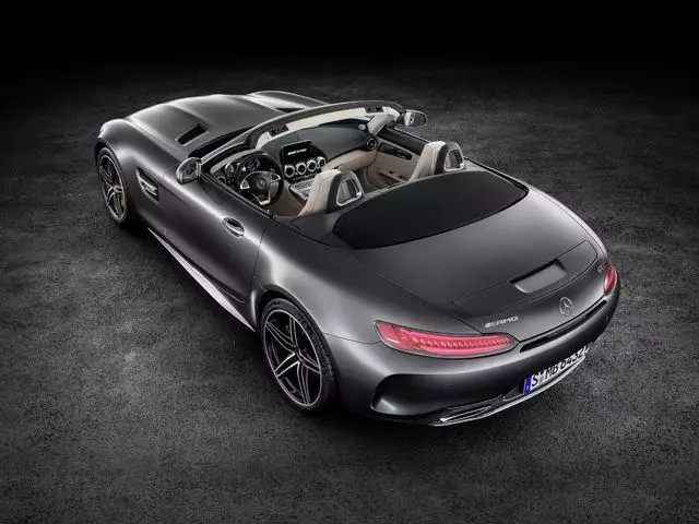 Premier coup d'œil à la Mercedes-AMG GT C 2018 : AMG a-t-elle construit la voiture de sport décapotable parfaite ? 57783_9