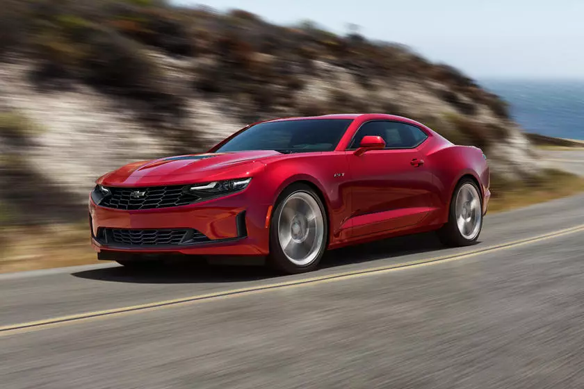 2020 Camaro LT1 फ्रन्ट थ्री क्वार्टर ड्राइभिङ