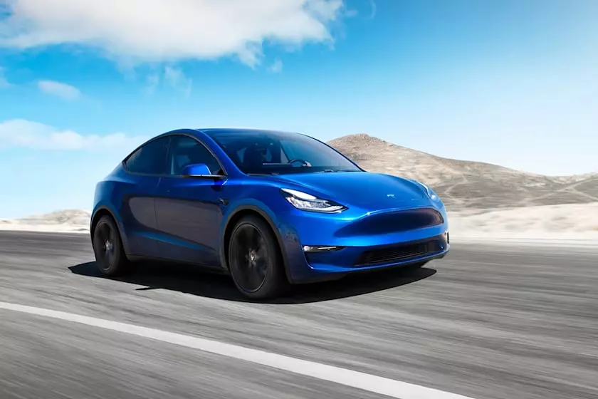 2020-2022 Tesla Model Y, pogled od spredaj, vožnja