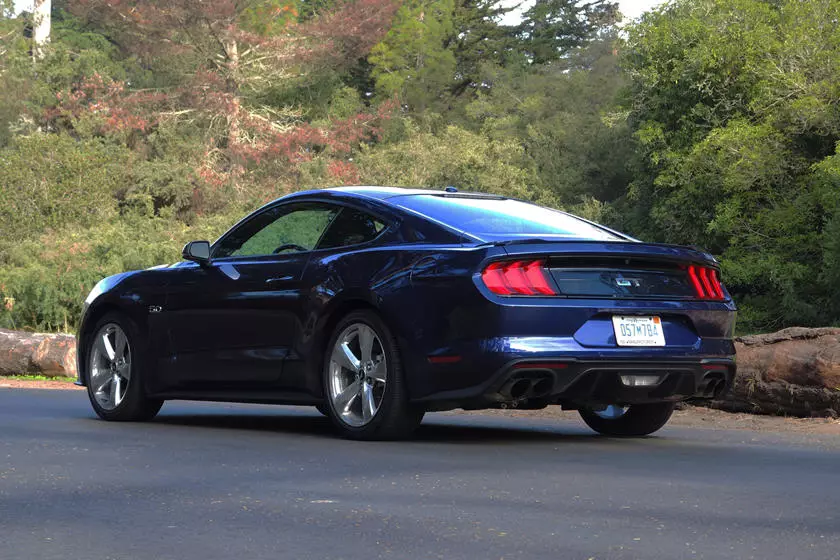 2018-2020 Ford Mustang GT Coupe Заден аголен поглед